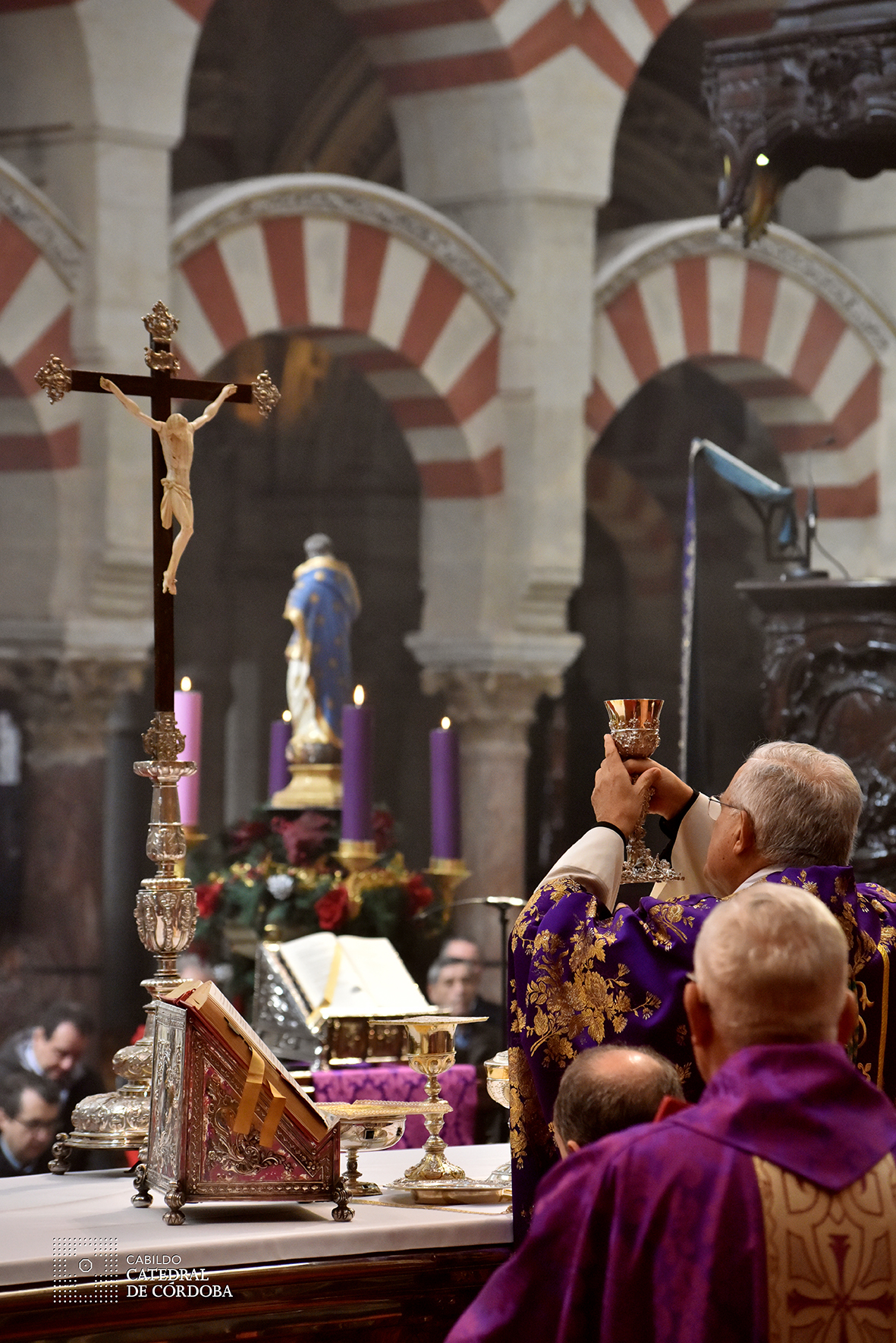 Eucaristía con el canto solemne del anuncio del nacimiento del Señor y ...